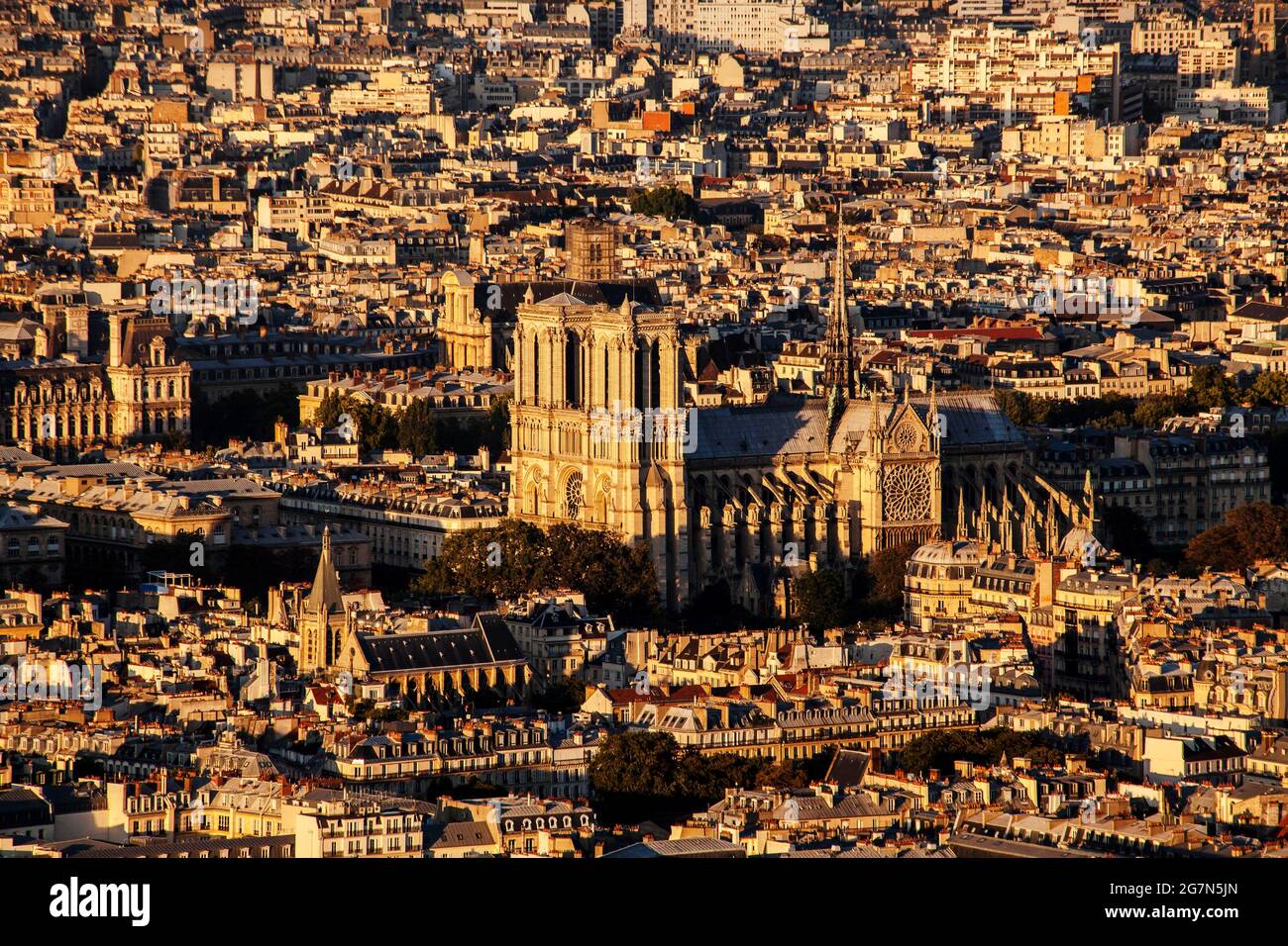 Paris 75004 hi-res stock photography and images - Alamy
