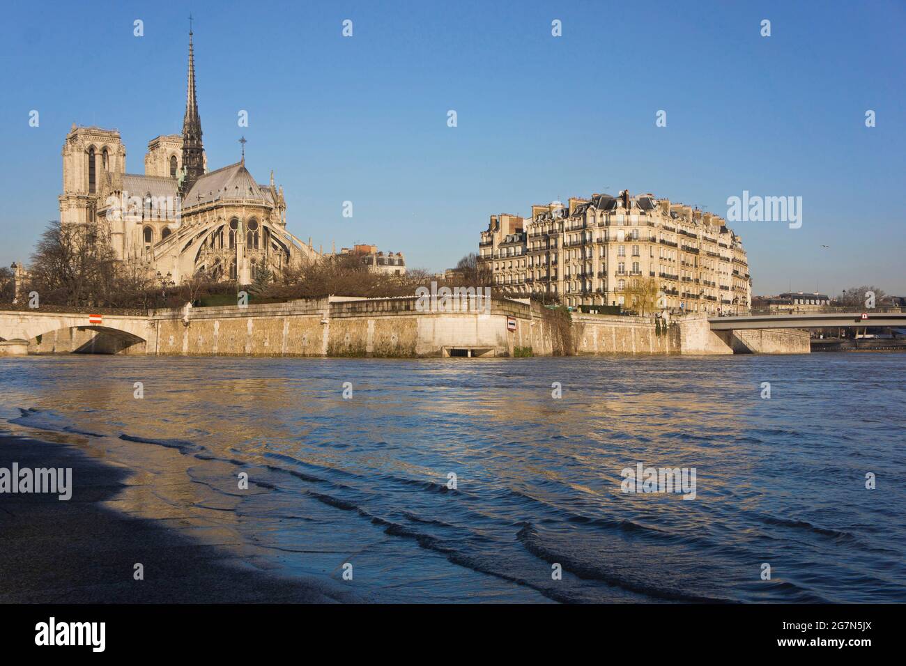 75004 paris hi-res stock photography and images - Alamy