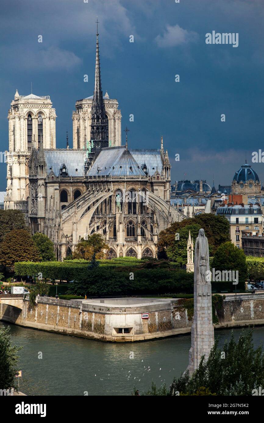 75004 paris hi-res stock photography and images - Alamy