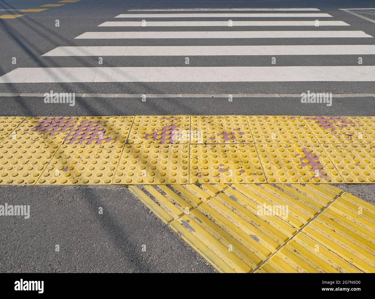 Blind road crossing hi-res stock photography and images - Alamy