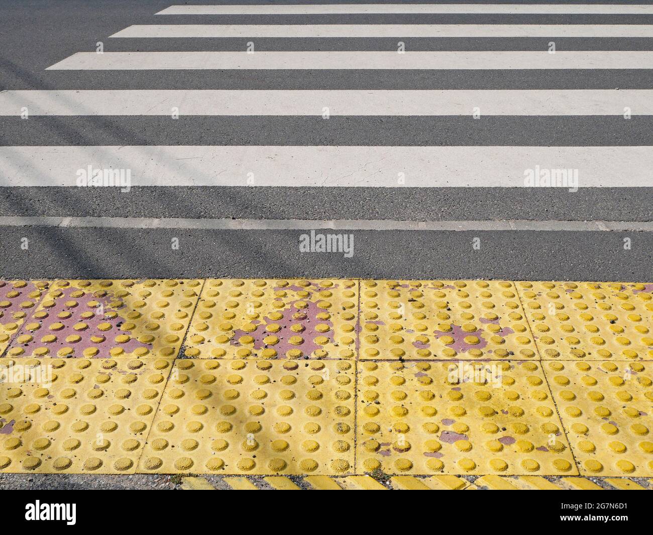 Blind road crossing hi-res stock photography and images - Alamy