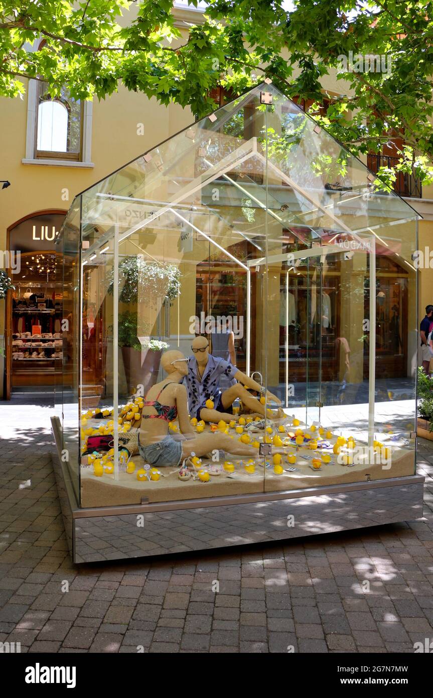 Perspex enclosed beach scene display with mannequins and lemons in Las ...