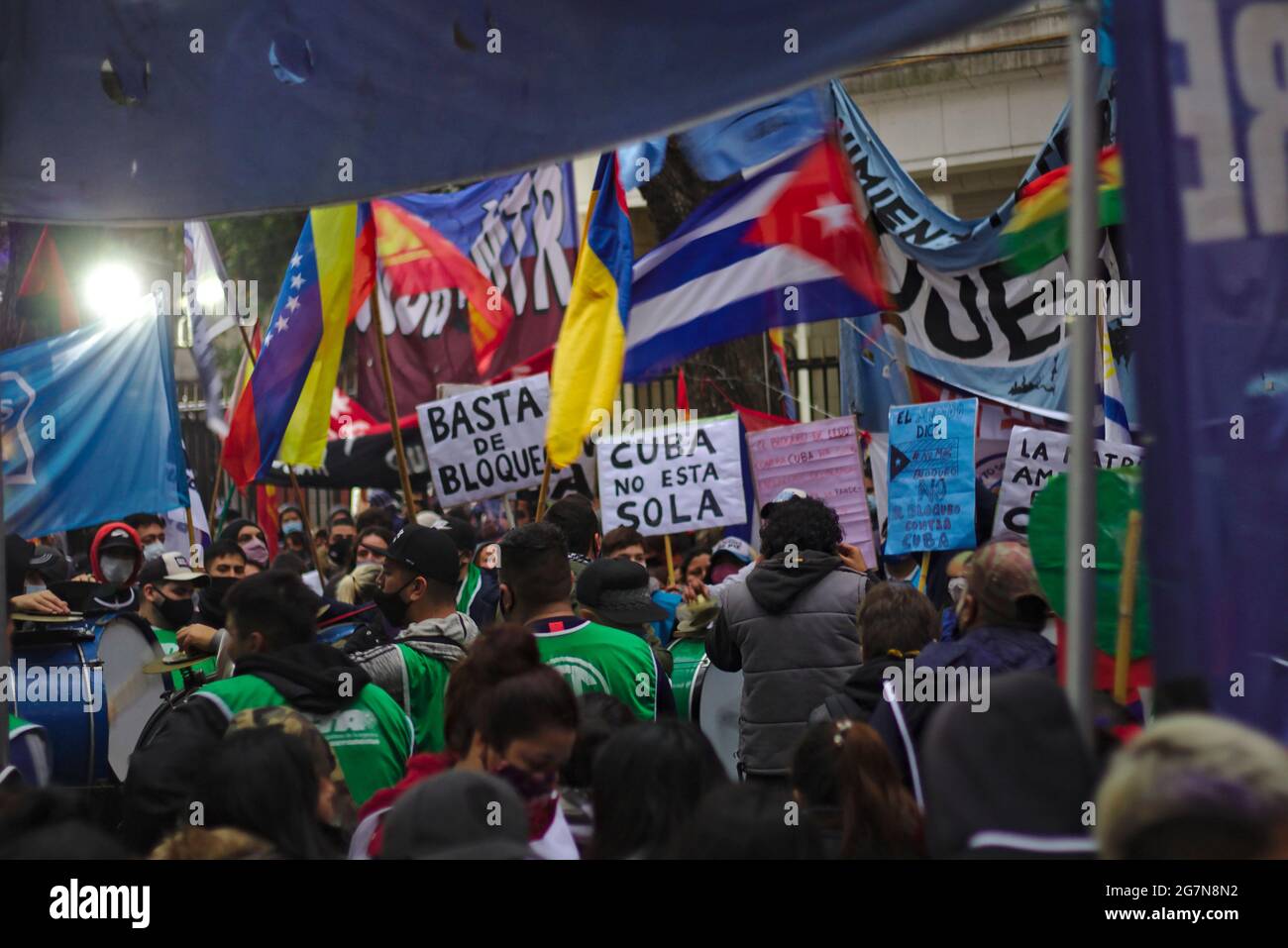 Demonstrators at the door of the Embassy supporting the Cuban ...