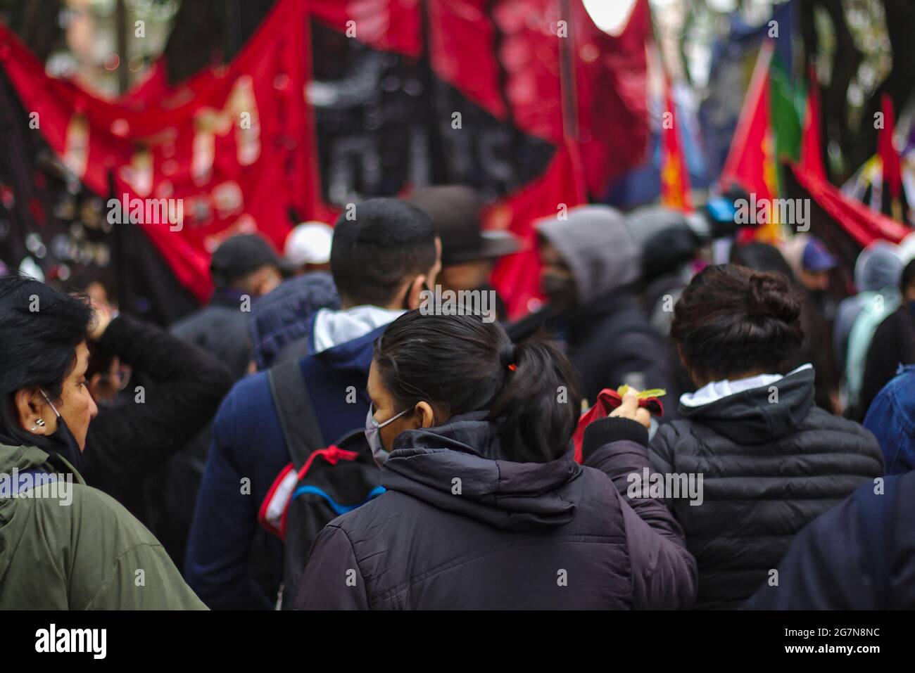 Demonstrators at the door of the Embassy supporting the Cuban ...