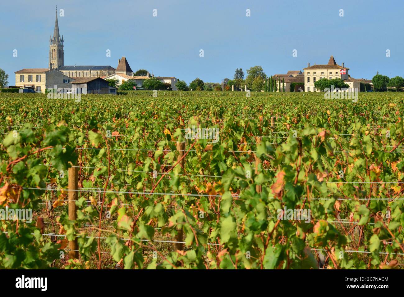 FRANCE. GIRONDE (33). WINE ROUTE ON SAINT-EMILION. CHURCH OF THE ...