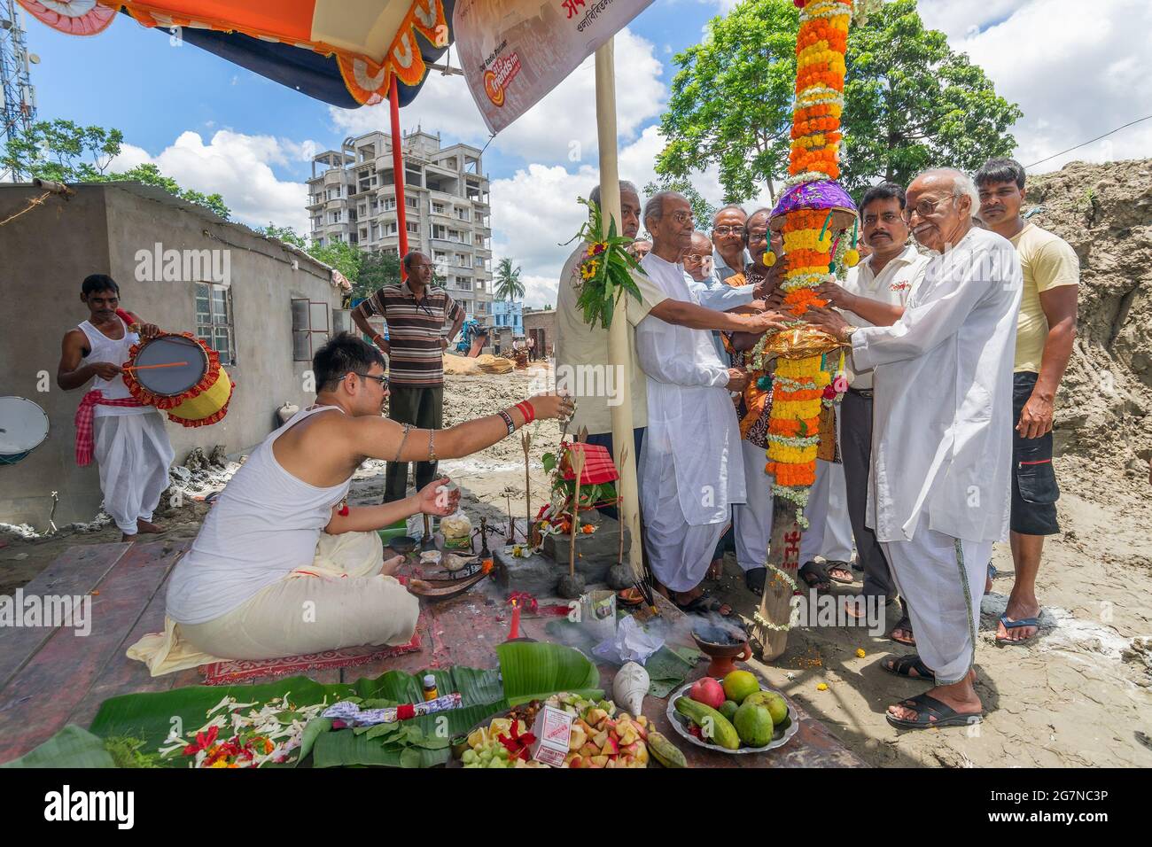Hindu priest ritual pooja temple hi-res stock photography and images ...