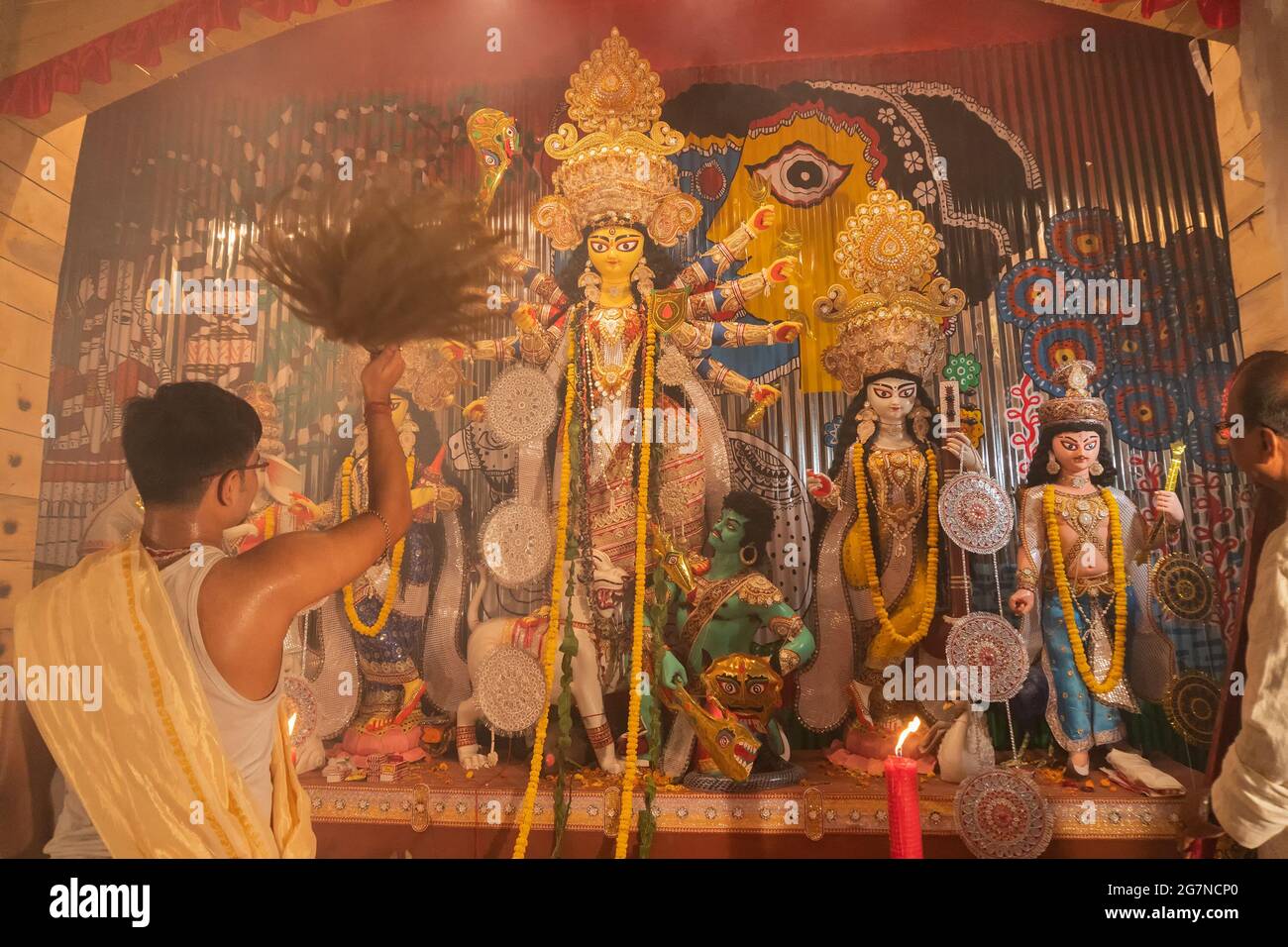 KOLKATA , INDIA - SEPTEMBER 27, 2017 : Saptami Puja - young Hindu ...