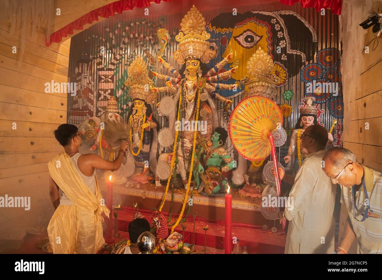 KOLKATA , INDIA - SEPTEMBER 27, 2017 : Saptami Puja - young Hindu ...