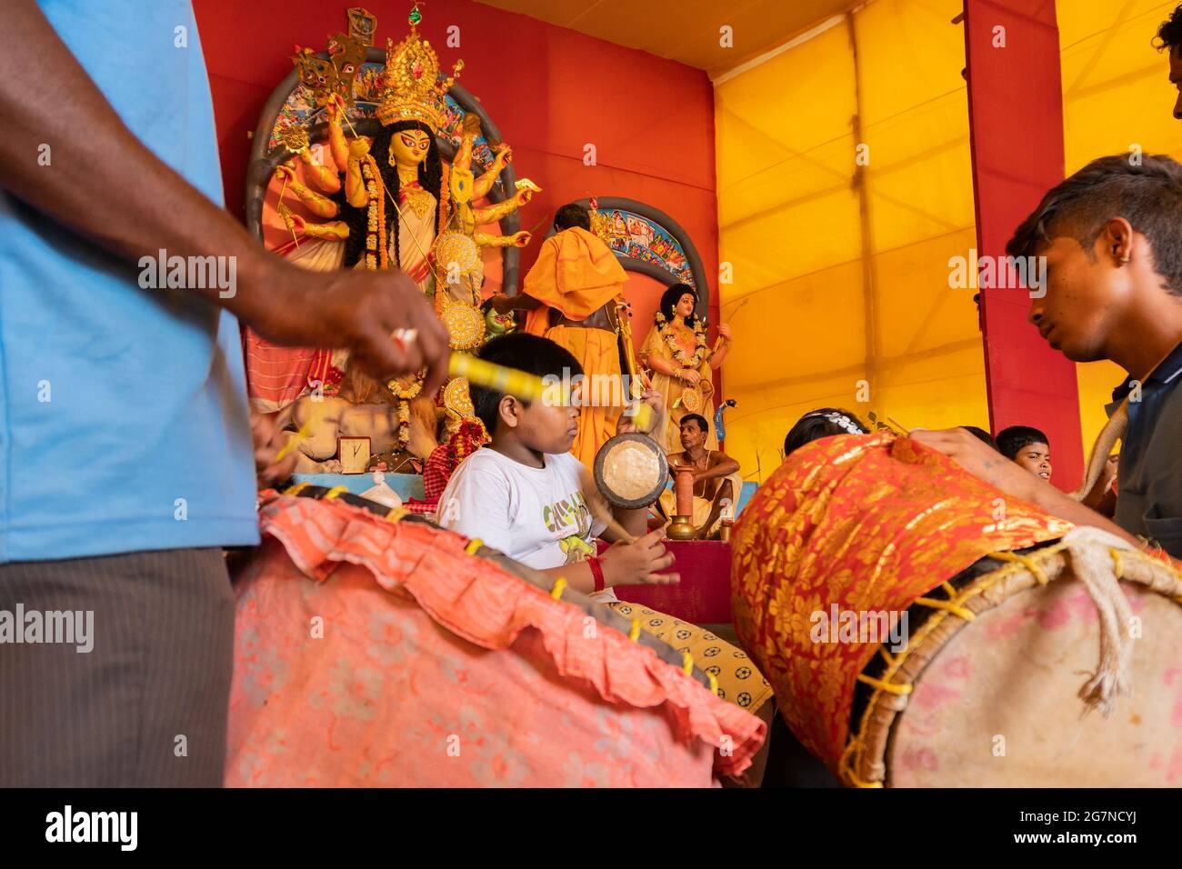 Dhaak dhaaki hi-res stock photography and images - Alamy