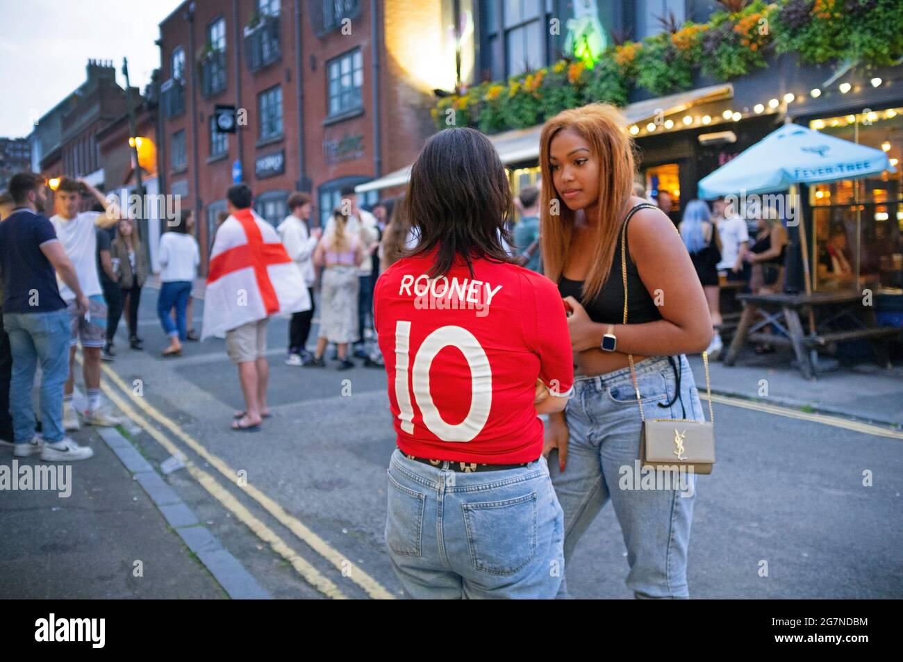 England female football fan hi-res stock photography and images - Alamy