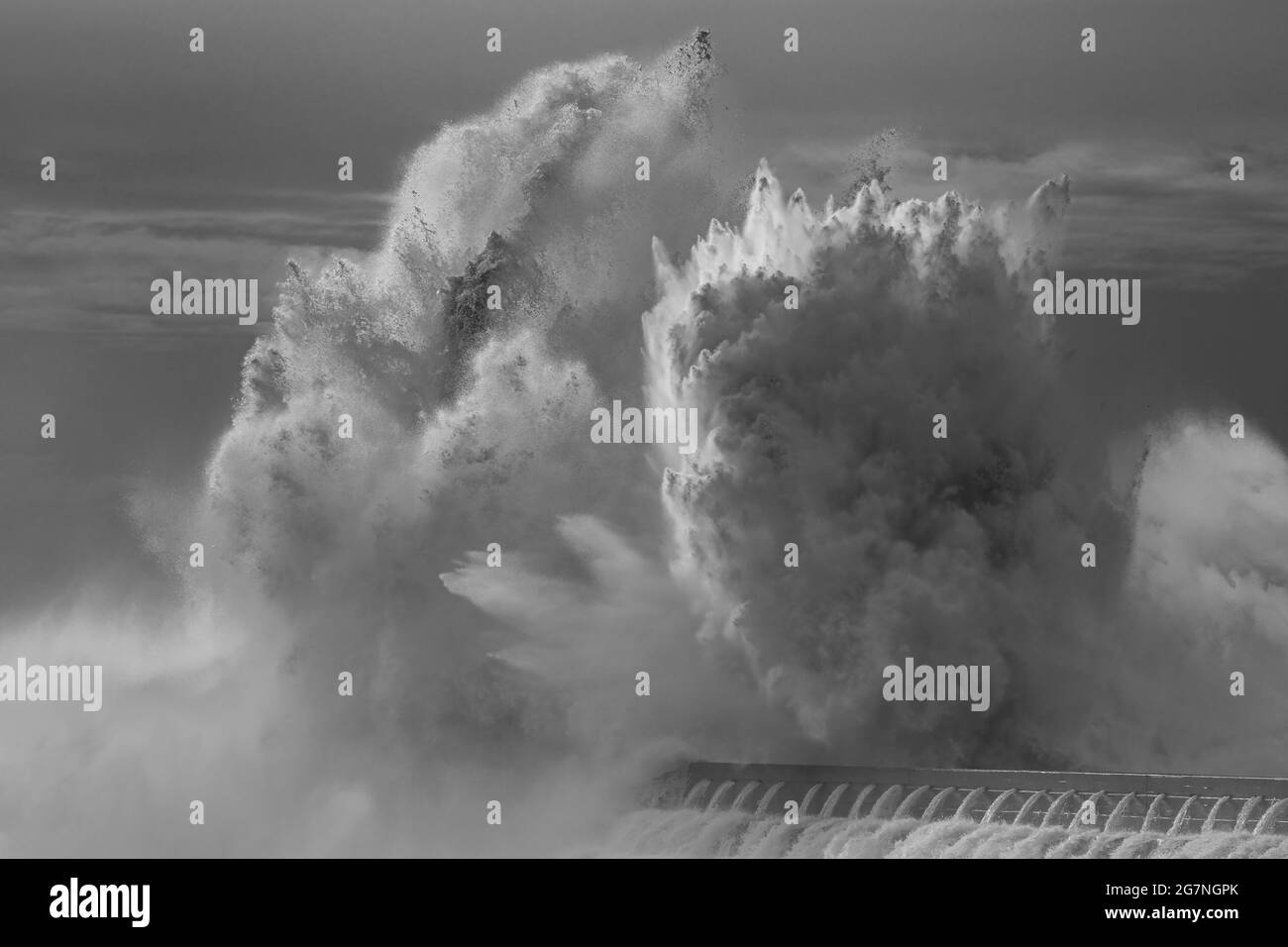 Huge wave splash. Douro river mouth north pier, Porto, Portugal Stock ...