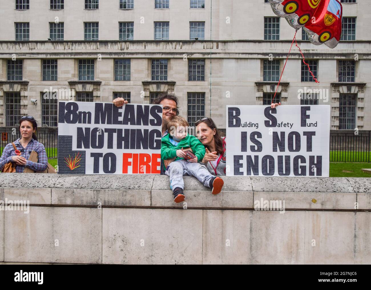 Dangerous cladding hi-res stock photography and images - Alamy