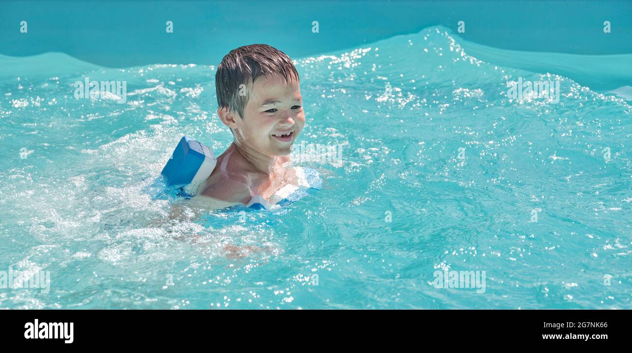 Kids learning to swim hi-res stock photography and images - Alamy