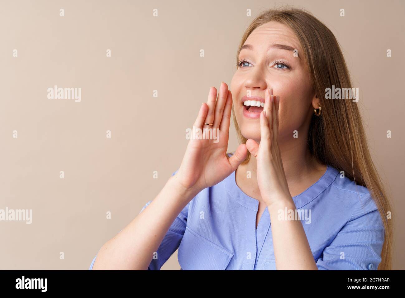 Girl crying against wall hi-res stock photography and images - Alamy