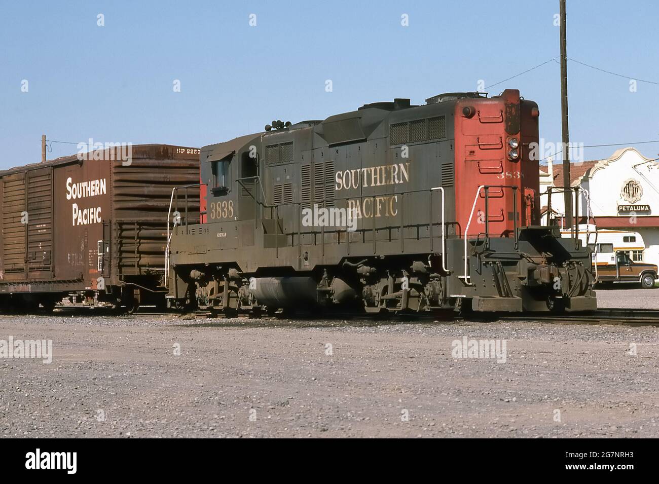 Petaluma, California, USA. A Southern Pacific GP9R locomotive heads up a local freight train ...