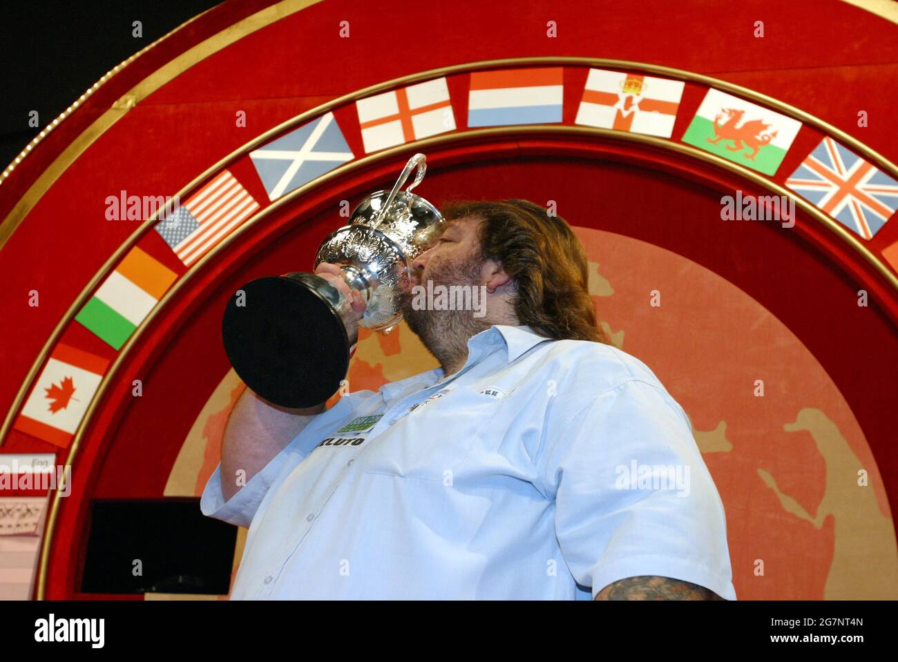 11th January 2004: Kent publican Andy Fordham celebrates his win at the ...