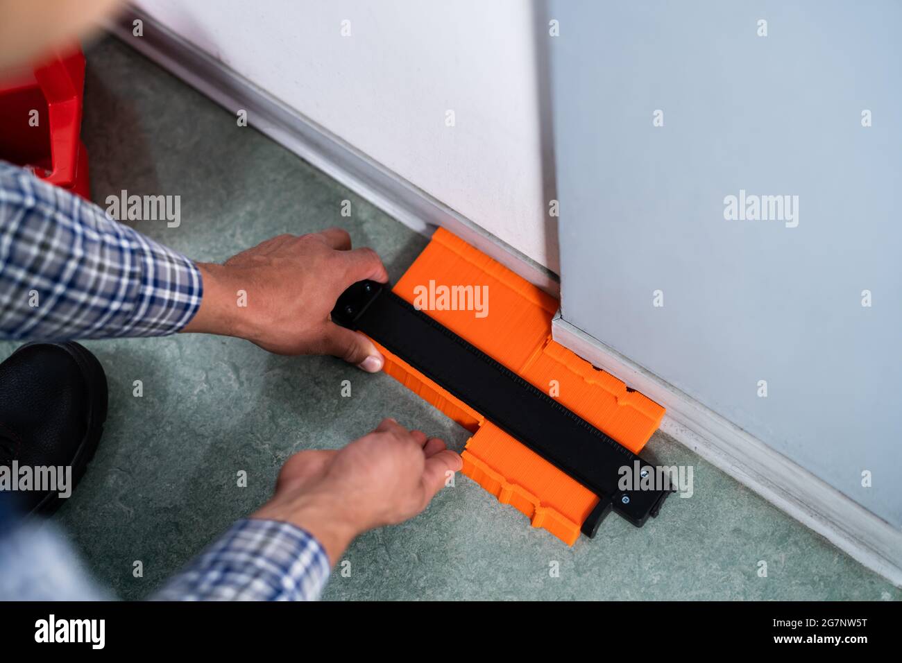 Handyman Using Contour Gauge Tool For Profile Copy Stock Photo - Alamy