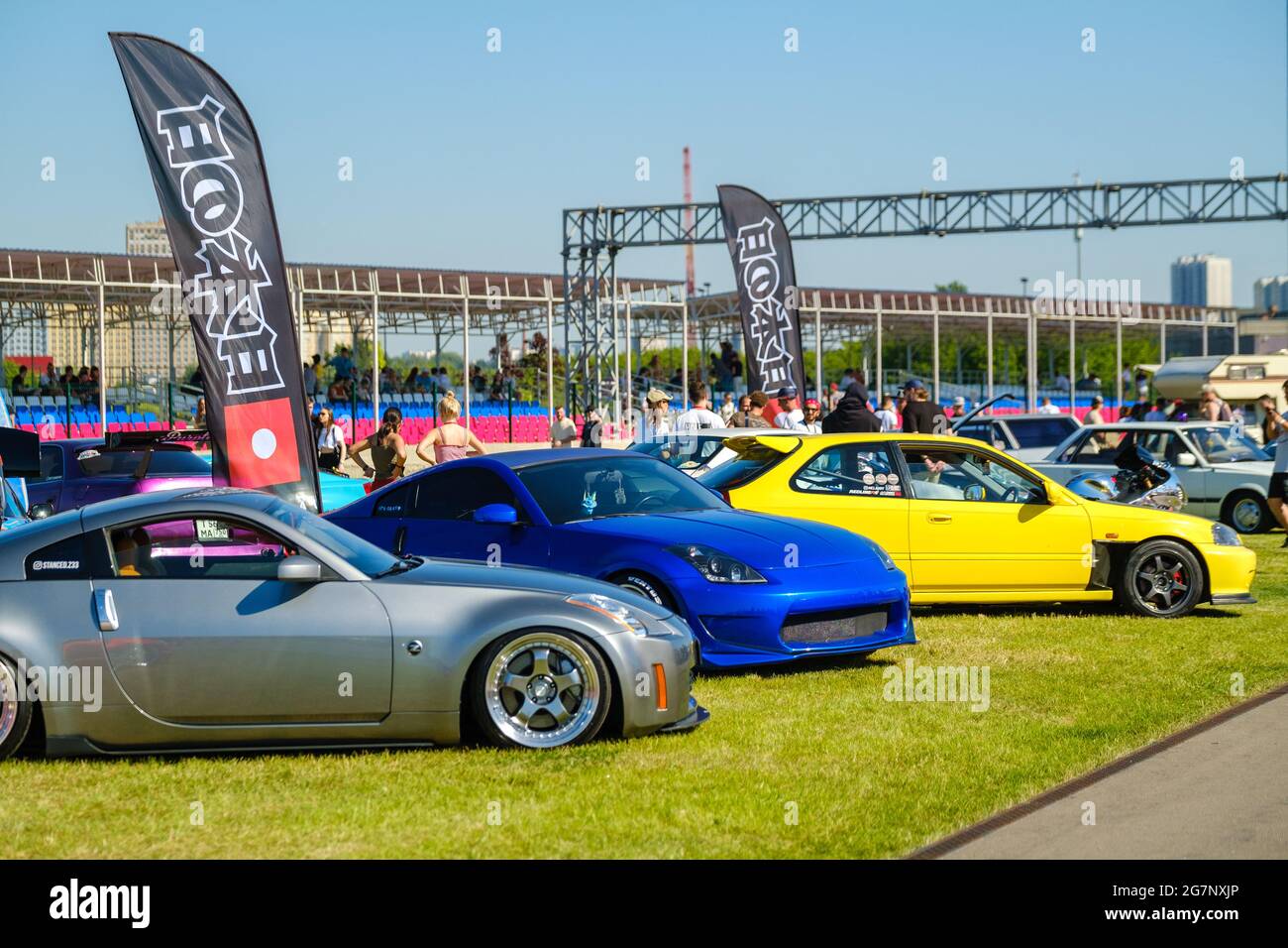 People looking at trade show hi-res stock photography and images - Alamy
