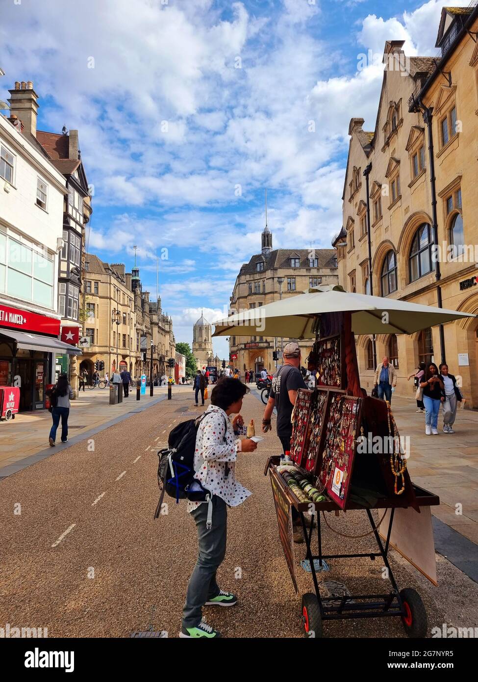 Visitors and tourist at the classic sites of Oxford city, England ...