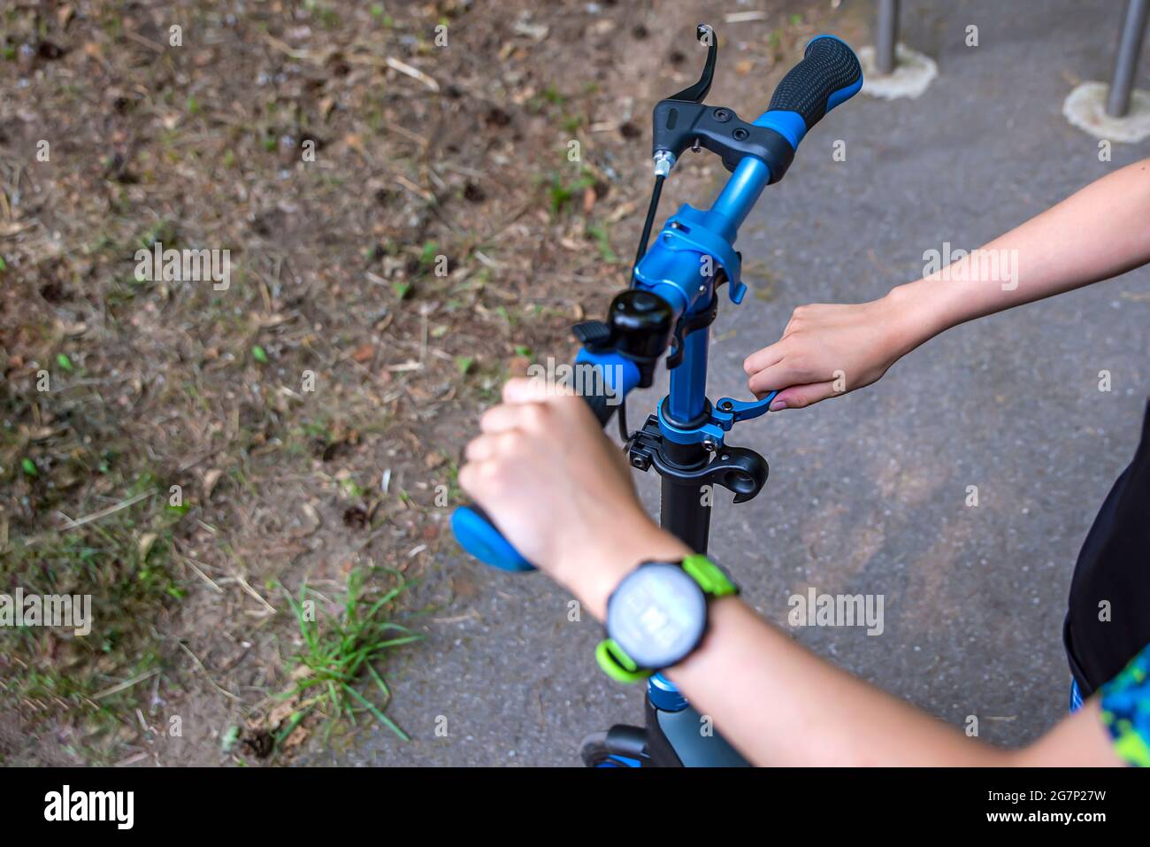 The wheel of a scooter. Adjusting the position of the scooter steering ...