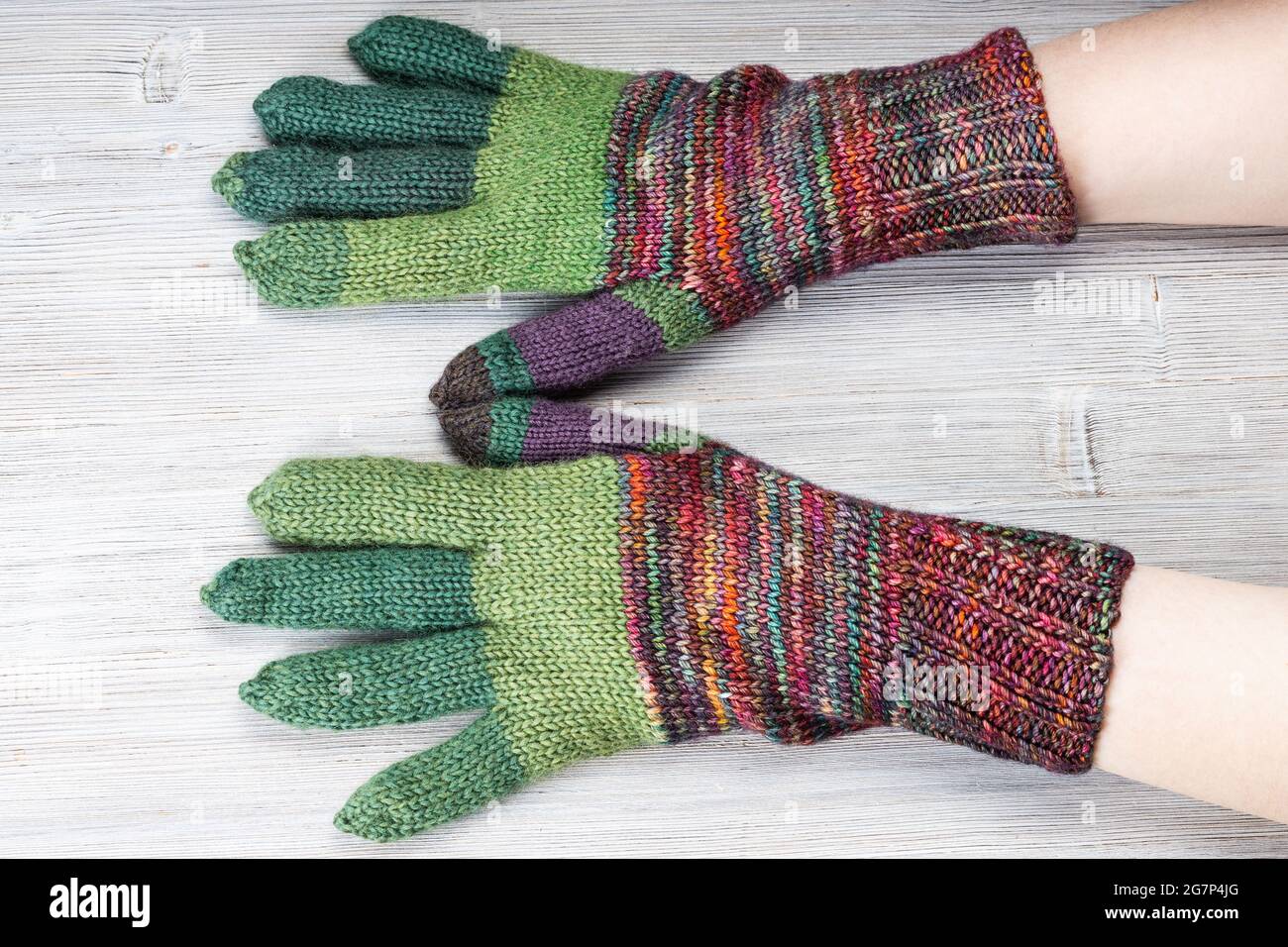 Back view female hands hi-res stock photography and images - Alamy