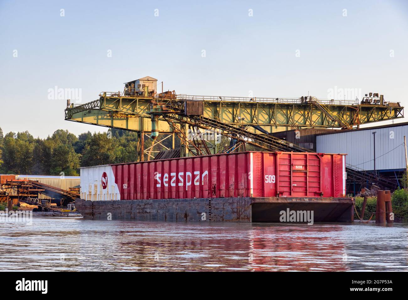 River barge on columbia river hi-res stock photography and images - Alamy