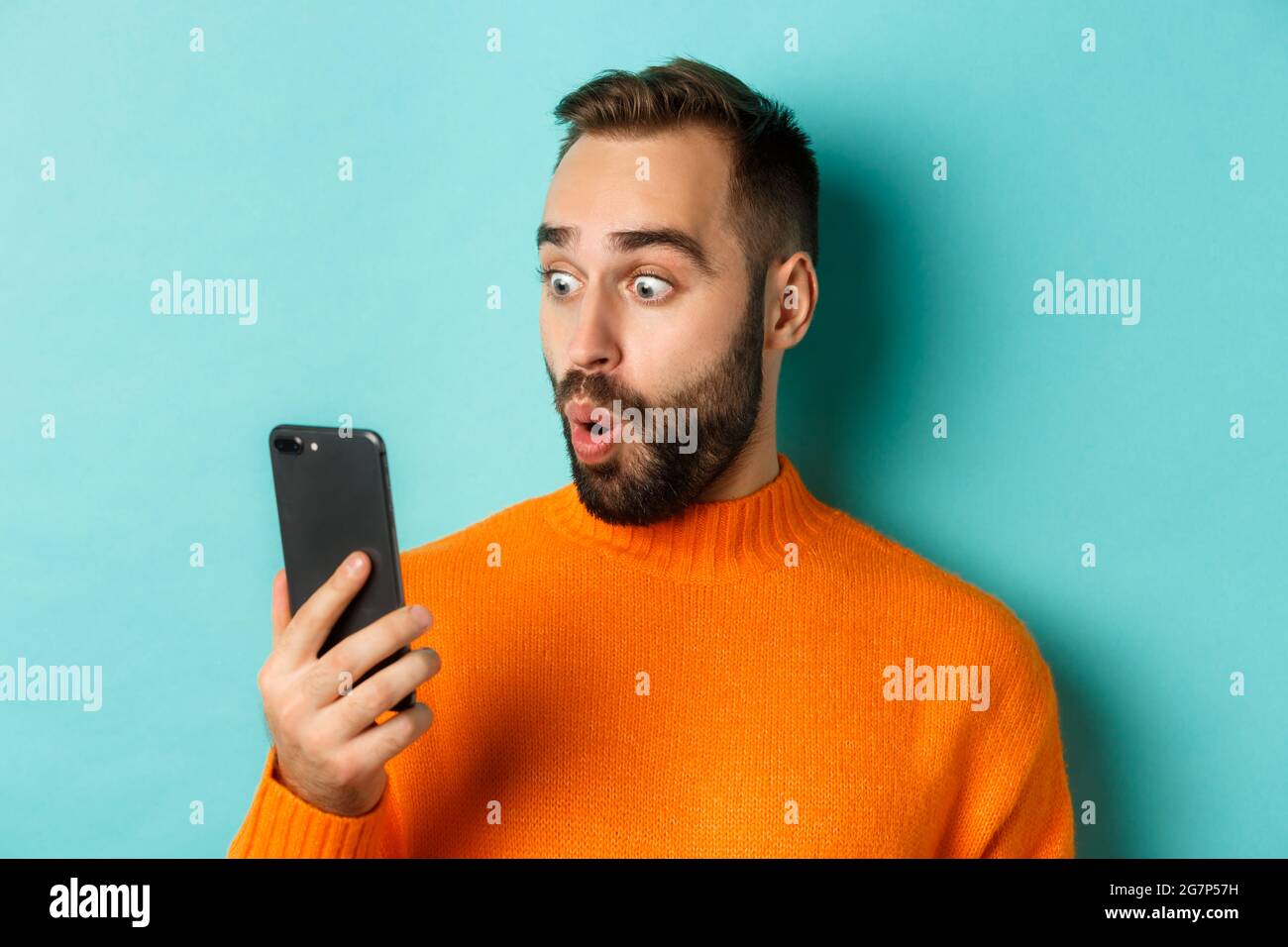 Staring at phone screen hi-res stock photography and images - Alamy