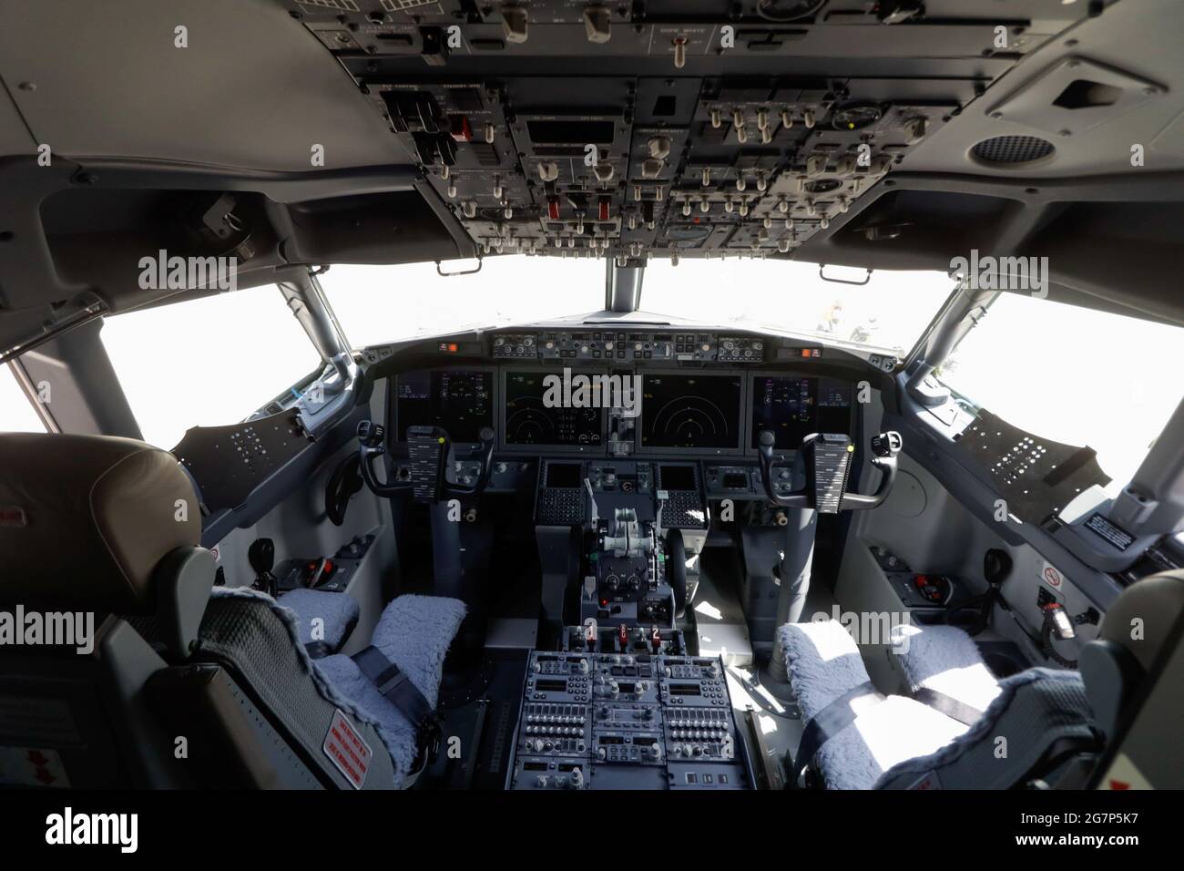 Boeing 737 max cockpit hi-res stock photography and images - Alamy
