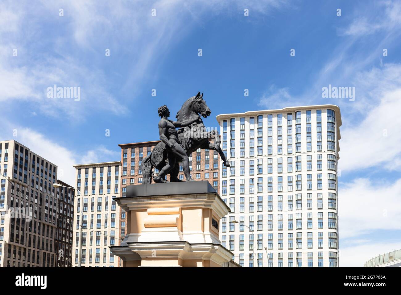 High rise building horse sculpture hi-res stock photography and images ...