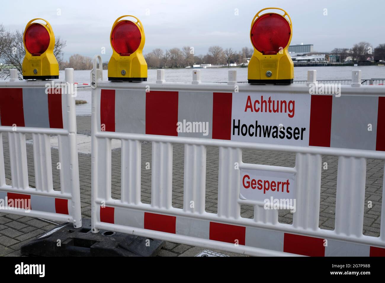 Extreme weather: Warning sign in German at the entrance to a flooded ...