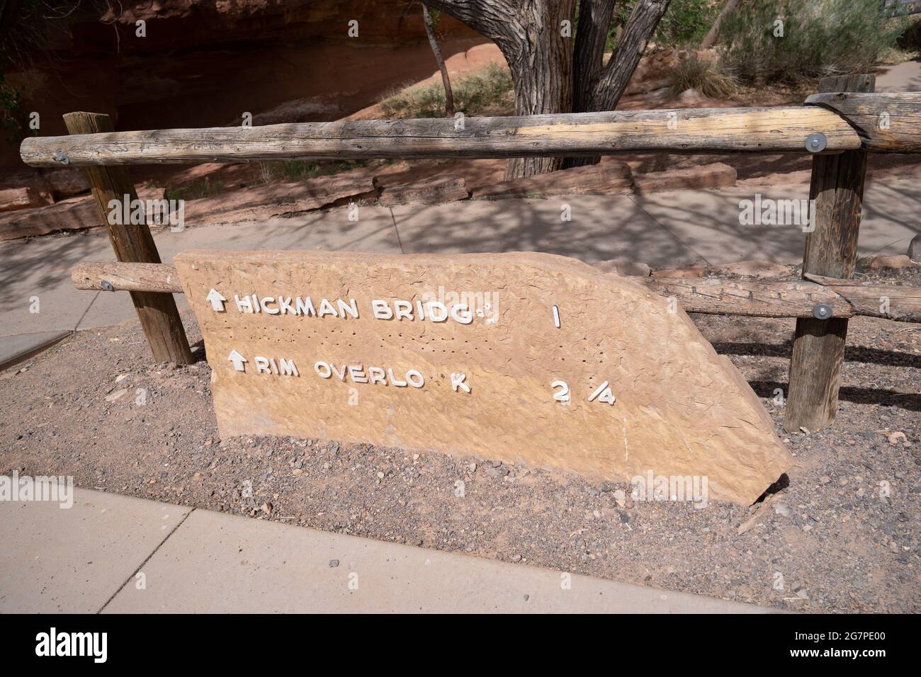 Trailhead signs for Hickman Bridge and Rim Overlook in Capitol Reef ...