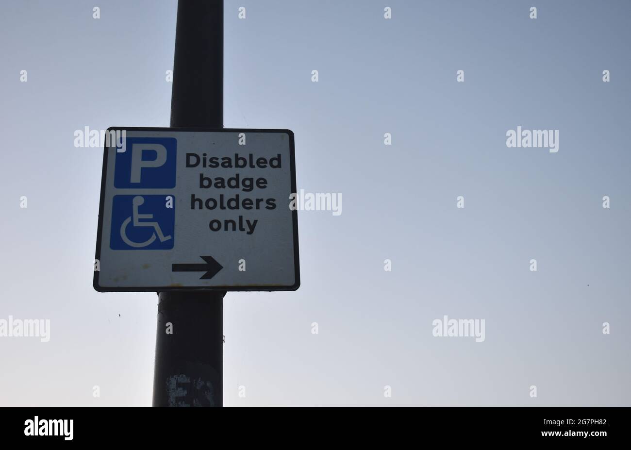 Disabled blue badge hi-res stock photography and images - Alamy