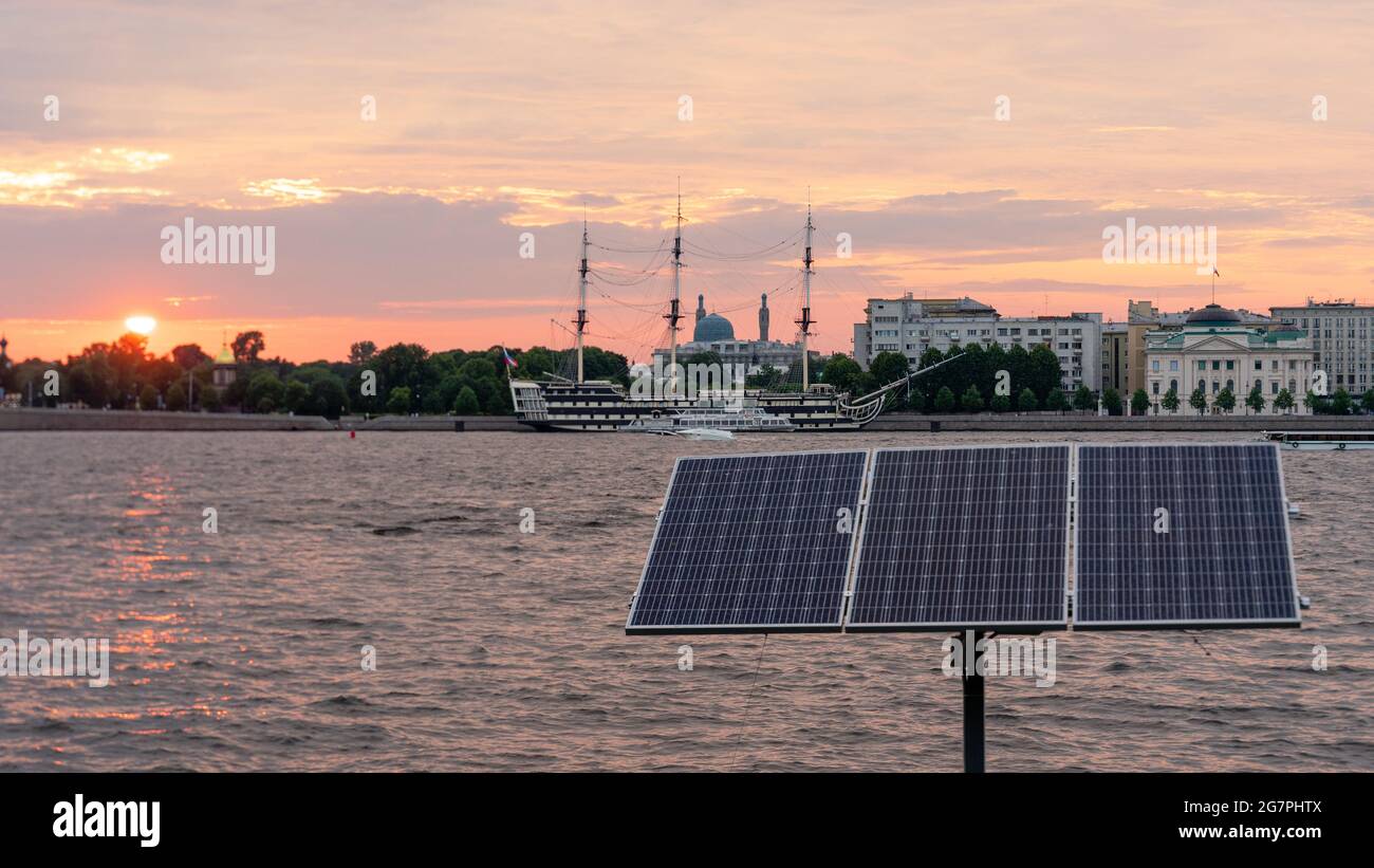 Bank of solar panels hi-res stock photography and images - Alamy