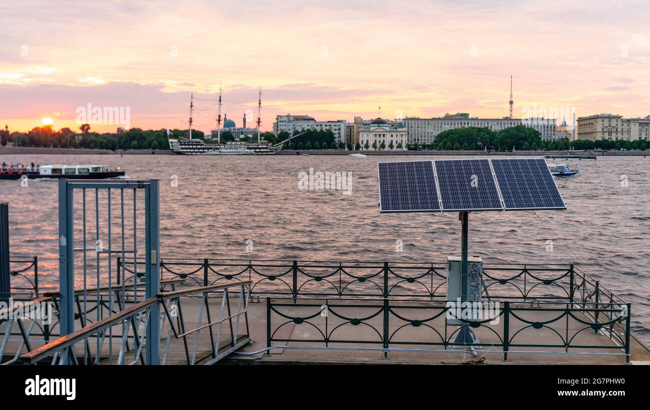 Bank of solar panels hi-res stock photography and images - Alamy