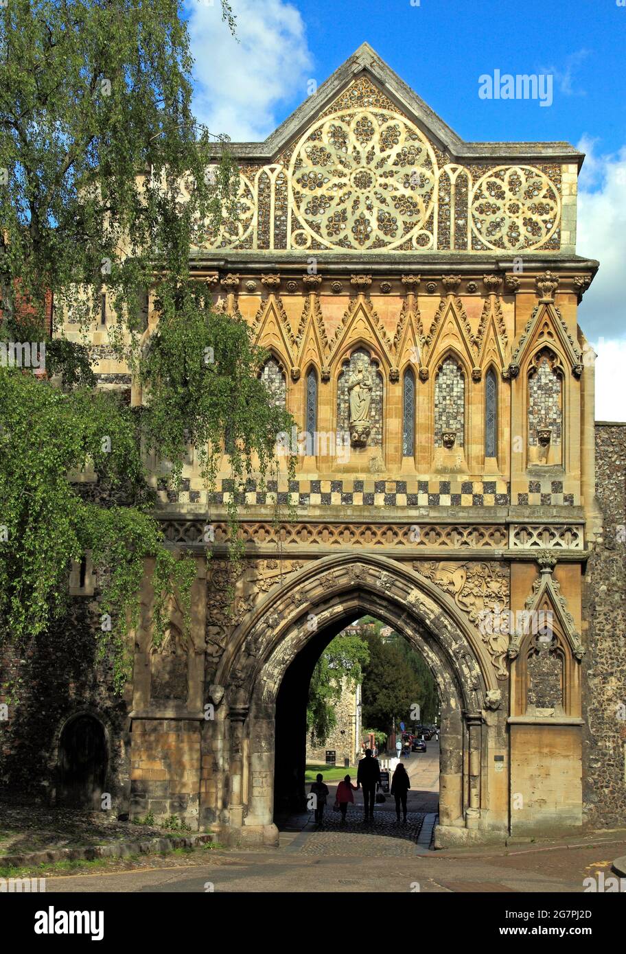 Medieval gateway hi-res stock photography and images - Alamy