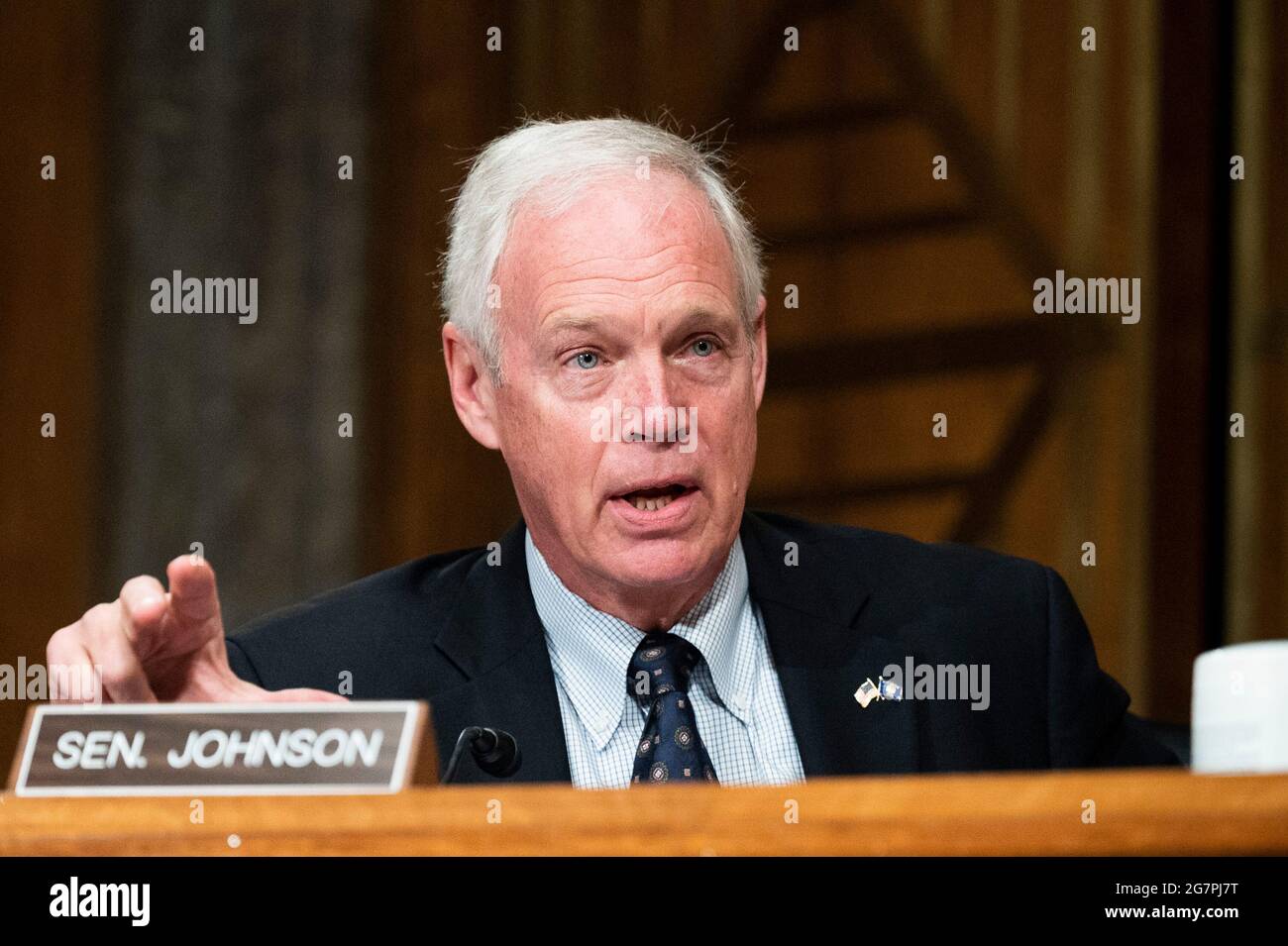 Senator ron johnson speaking hi-res stock photography and images - Alamy