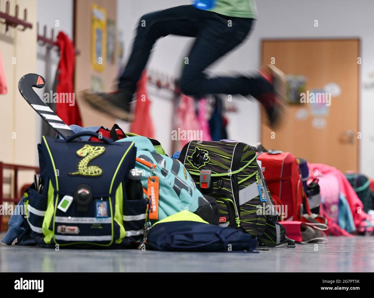 School jumps hi-res stock photography and images - Alamy