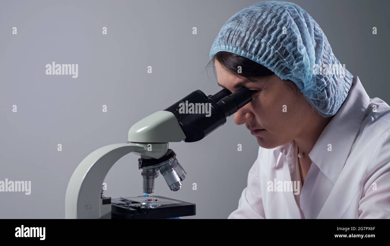 Lady in lab coat microscope hi-res stock photography and images - Alamy