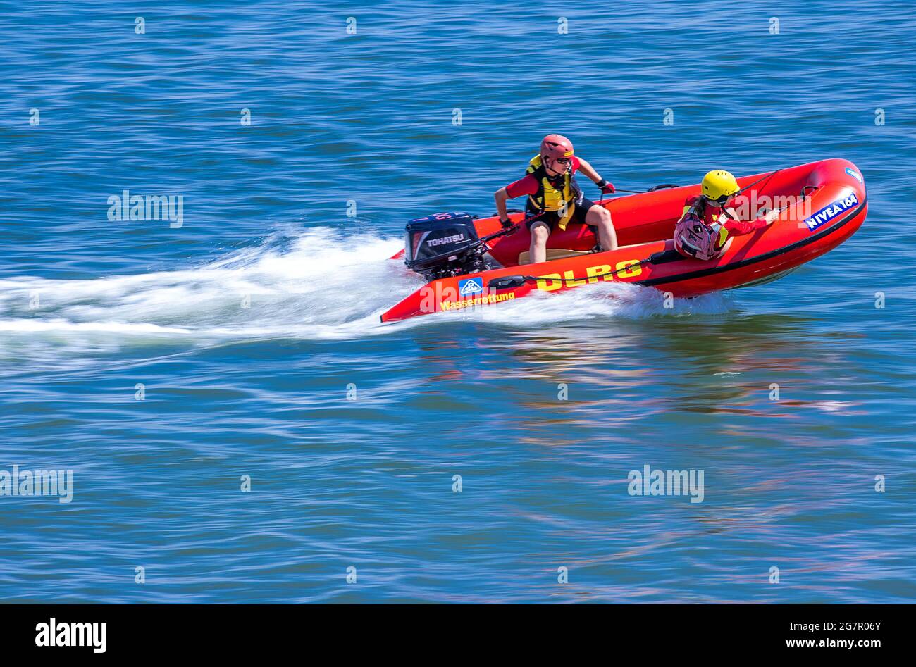 Prerow, Germany. 15th July, 2021.: Lifeguards Jasmin Luciani (l) and ...