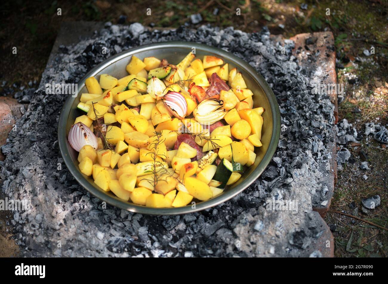 Potatoes baked in ash hi-res stock photography and images - Alamy