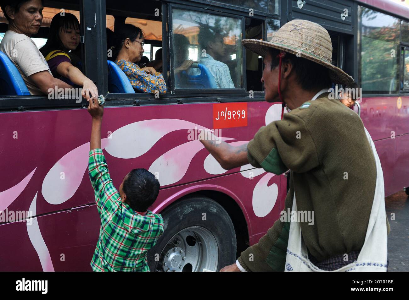 Child missing bus hi-res stock photography and images - Alamy