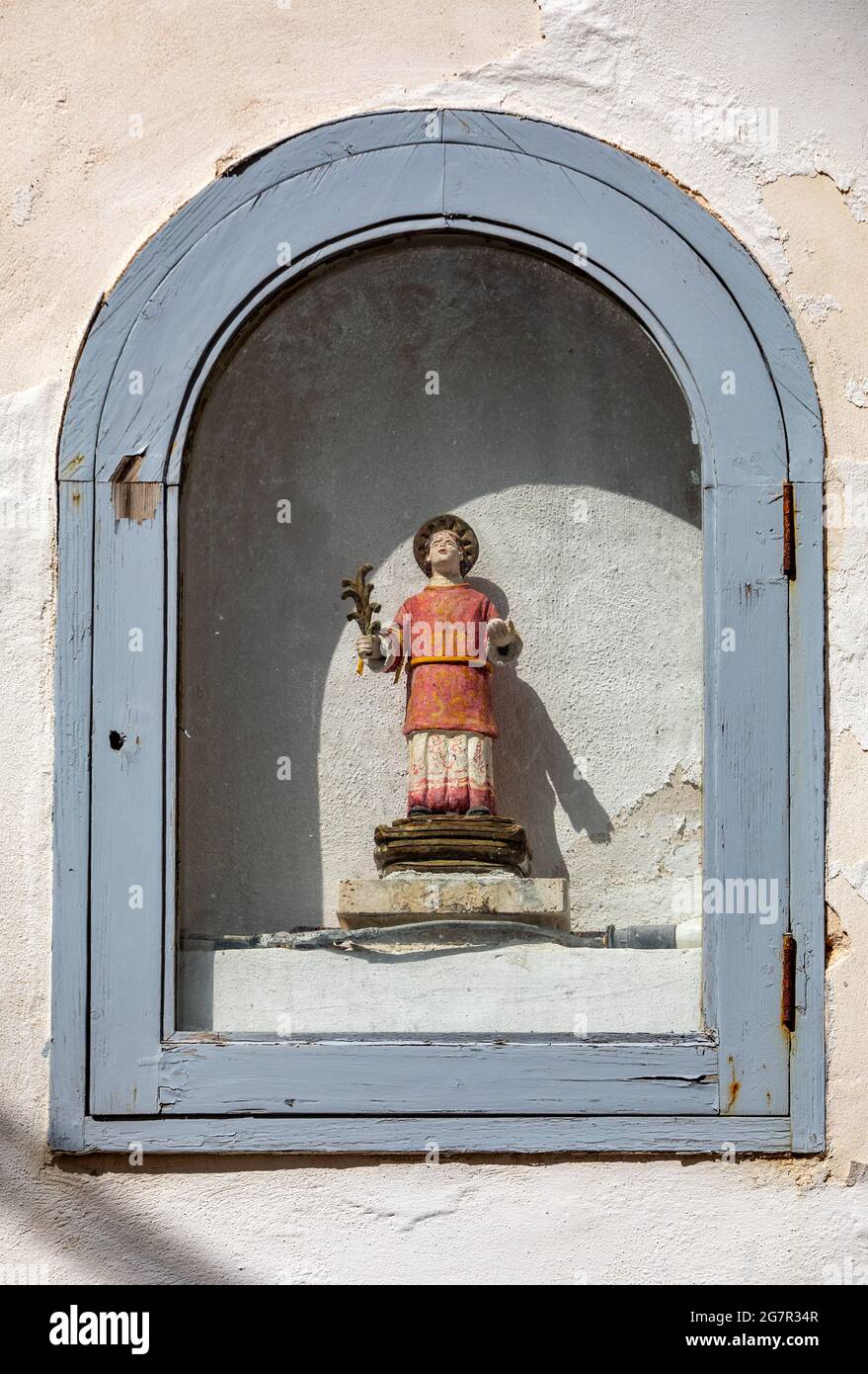 A small chapel in the wall of a house in Polignano a Mare. Italy Stock ...