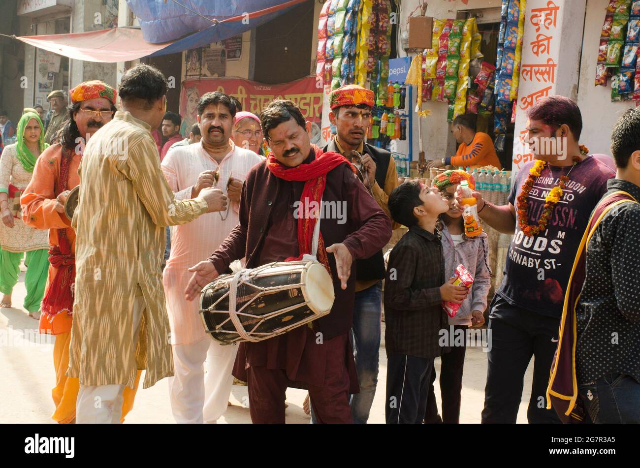 Kids playing holi hi-res stock photography and images - Alamy