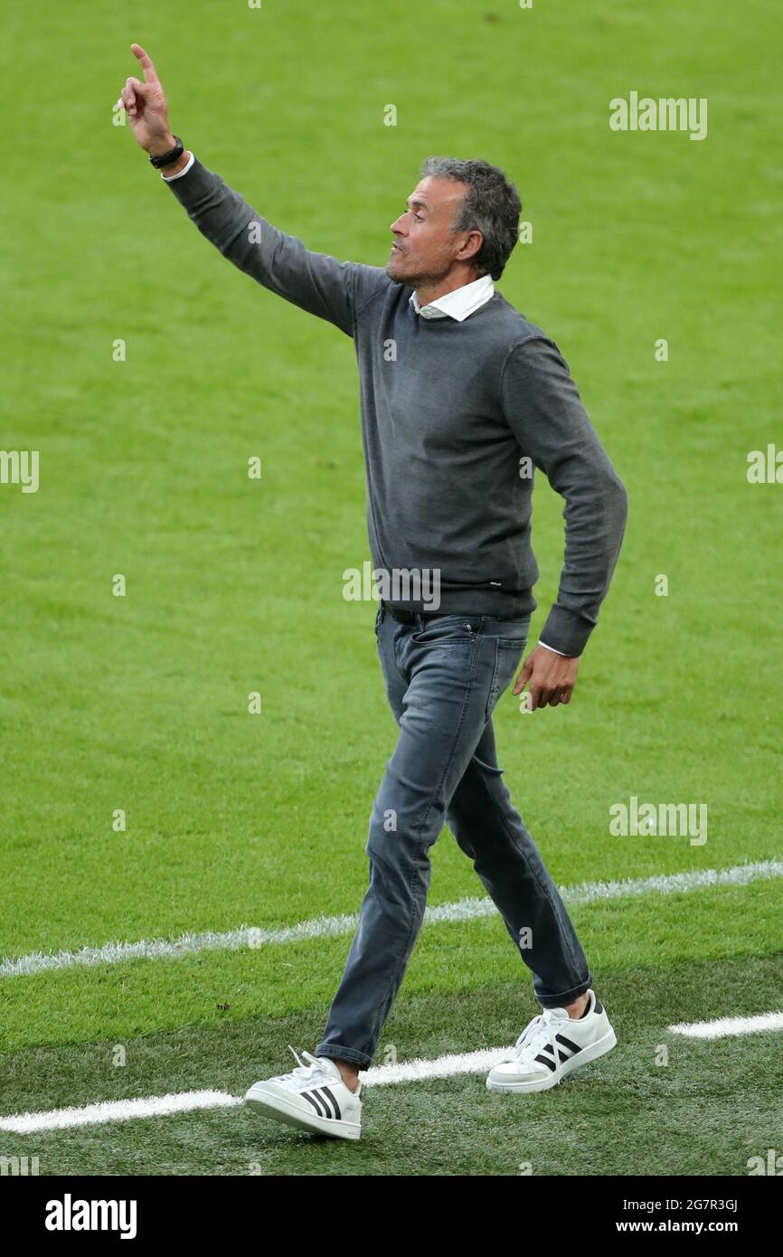 Spain football team manager hi-res stock photography and images - Alamy