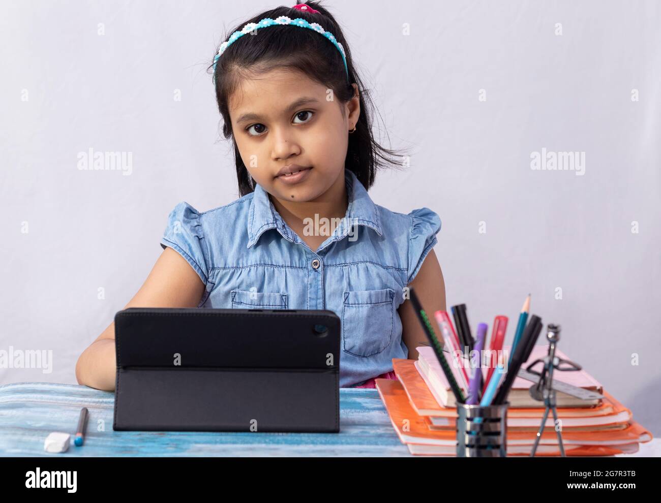 Indian kids looking at camera hi-res stock photography and images - Alamy
