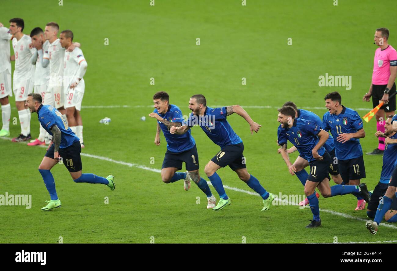 Celebrate win hi-res stock photography and images - Alamy