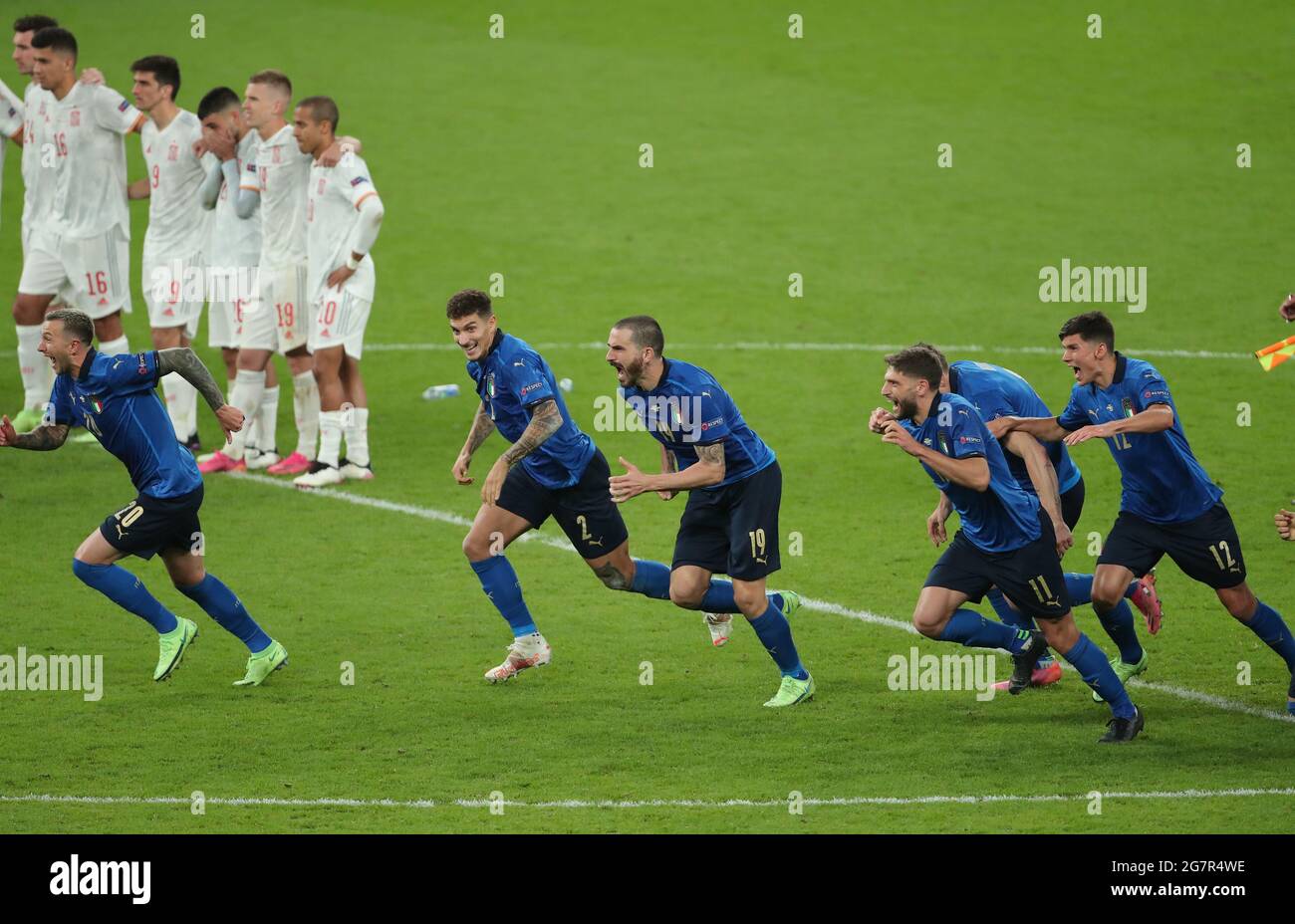 Celebrate win hi-res stock photography and images - Alamy