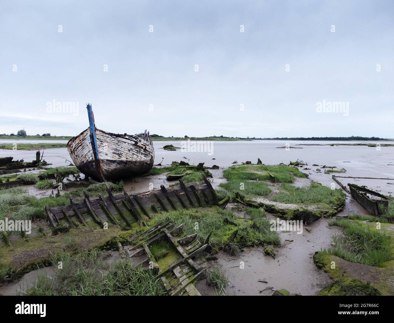 Derelict boat in mud hi-res stock photography and images - Alamy