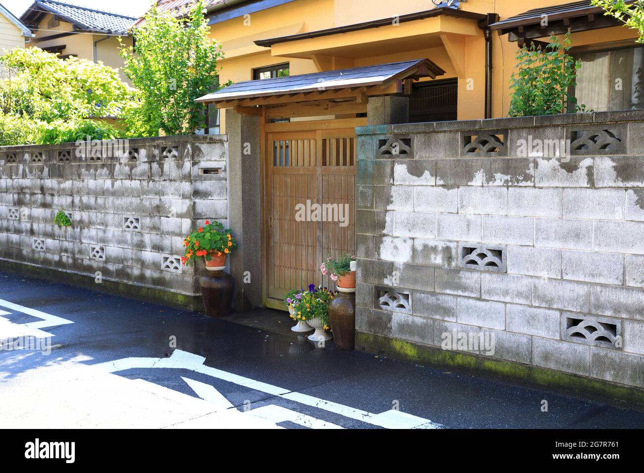 Japanese style residence hi-res stock photography and images - Alamy