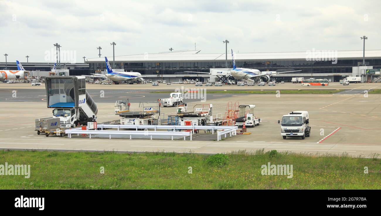 Airport ground vehicles hi-res stock photography and images - Alamy